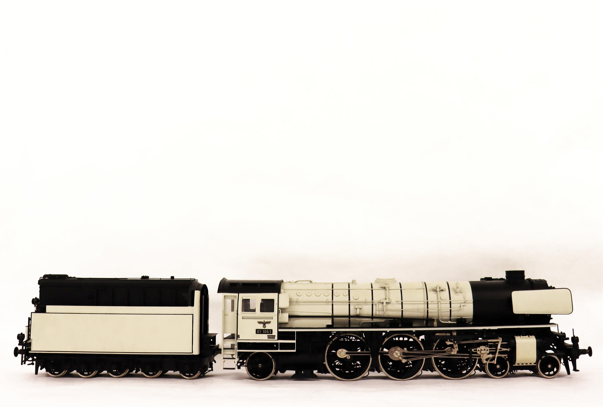 Model - Deutsche Bundesbahn 01 Steam Locomotive; R7091 - Queensland Museum