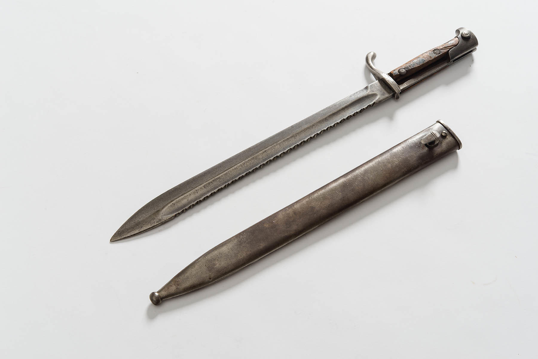 German bayonet and scabbard: Engineer's saw-bayonet (1914-1918); H5094 ...